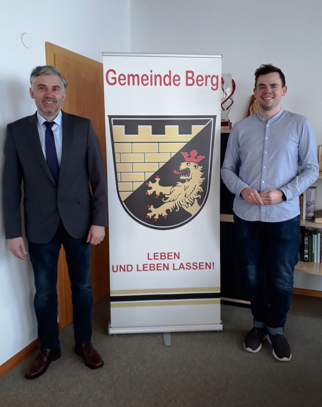 Bürgermeister Peter Bergler begrüßt neuen Gemeindemitarbeiter Christoph ...